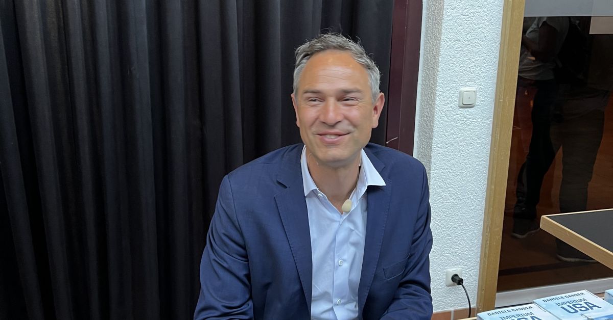 „Julian Assange ist für mich ein Held“, Daniele Ganser - +++freie ...